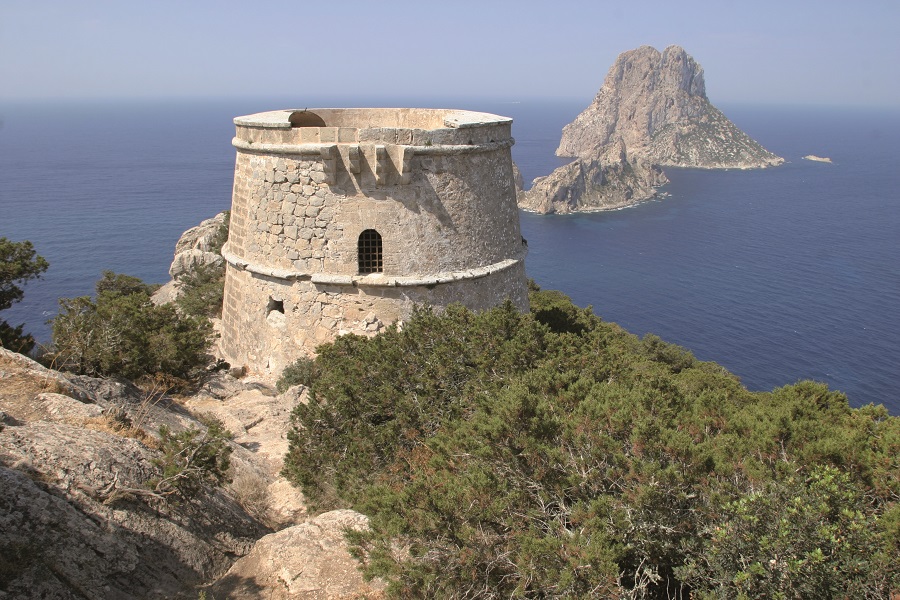 3Torre des Savinar con vistas al islote de Es Vedrà - Ibiza Travel